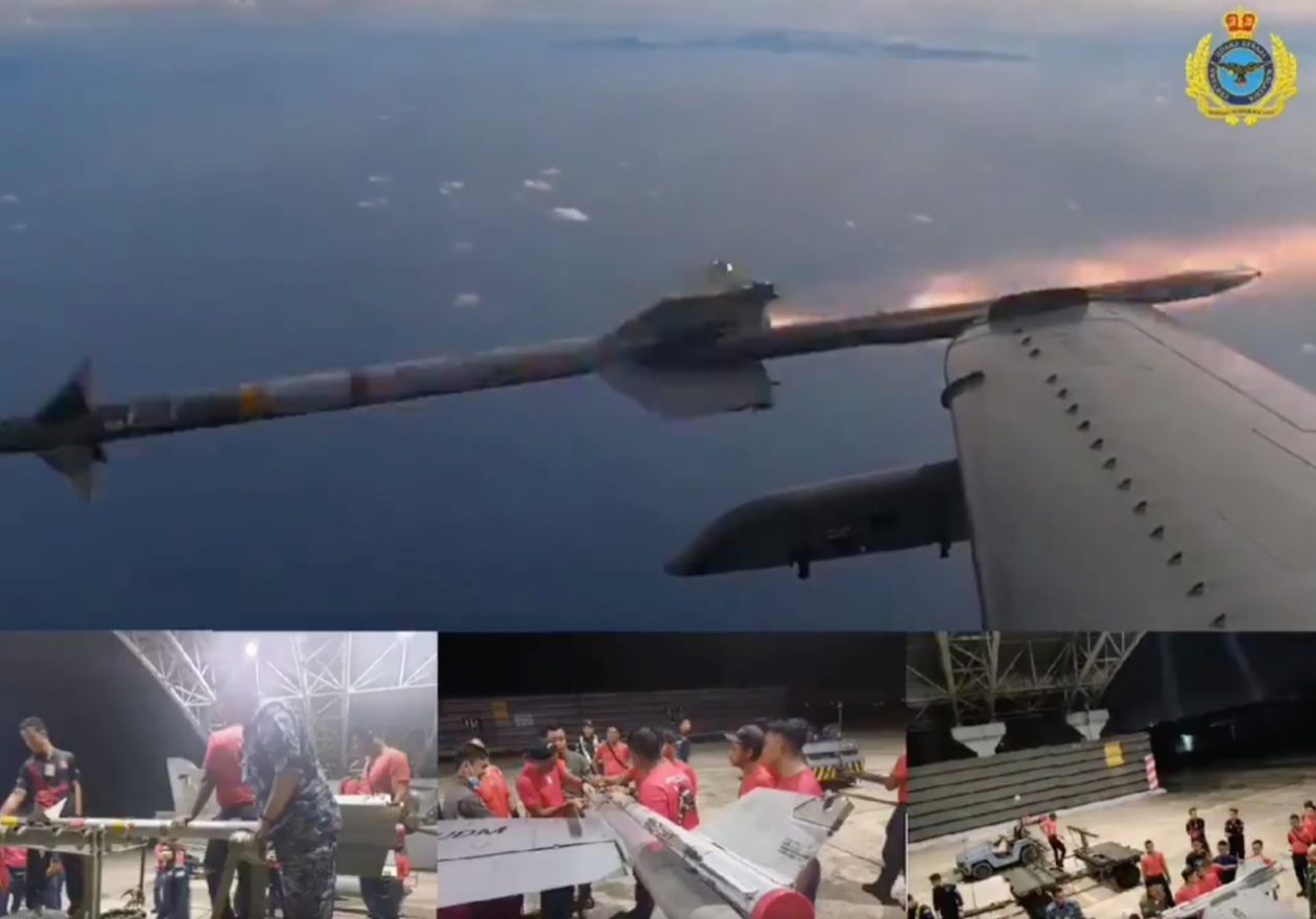 Su-30MKM Malaysia tembakkan rudal udara ke udara R-77 (RVV-AE)