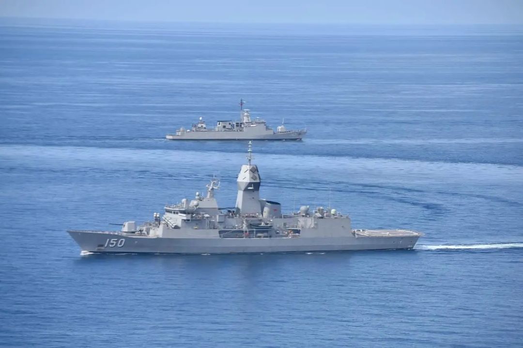 Dua kapal perang TNI AL berhadapan dengan kapal perang Australia Dua kapal perang TNI AL berhadapan dengan kapal perang Australia