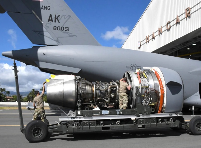 Skadron Mobilitas Udara ke-75 USAF ganti mesin C-17 di lokasi