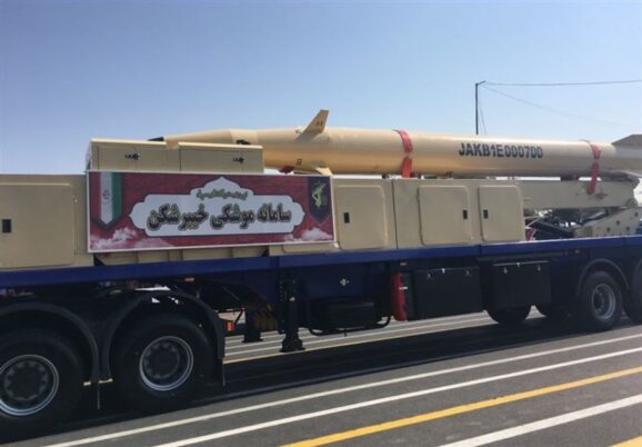 Iran perlihatkan dua rudal baru dalam parade militer
