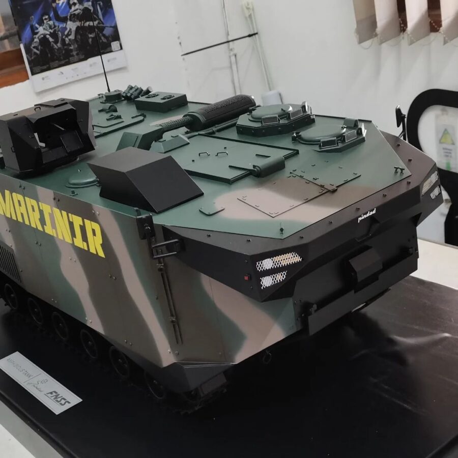 Pindad produksi kendaraan serbu amfibi FNSS Zaha di Bandung untuk Korps ...