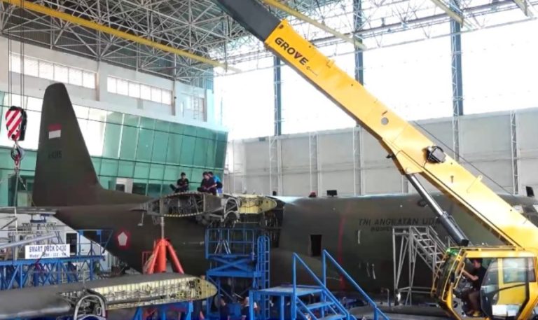 Penampakan C-130H A-1315 saat menjalani penggantian CWB di GMF AeroAsia