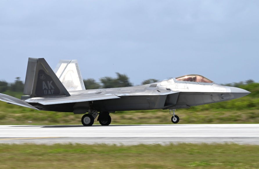 F-22 Raptor terbang pertama kali dari Kepulauan Mariana Utara
