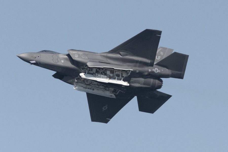 Dengan adaptor Sidekick, F-35A dan F-35C dapat membawa 6 rudal AMRAAM di ruang senjata internalnya