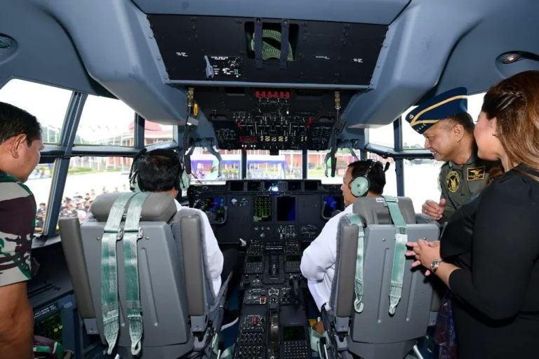 Jokowi dan Prabowo merasakan duduk di kokpit pesawat C-130J-30 Super Hercules