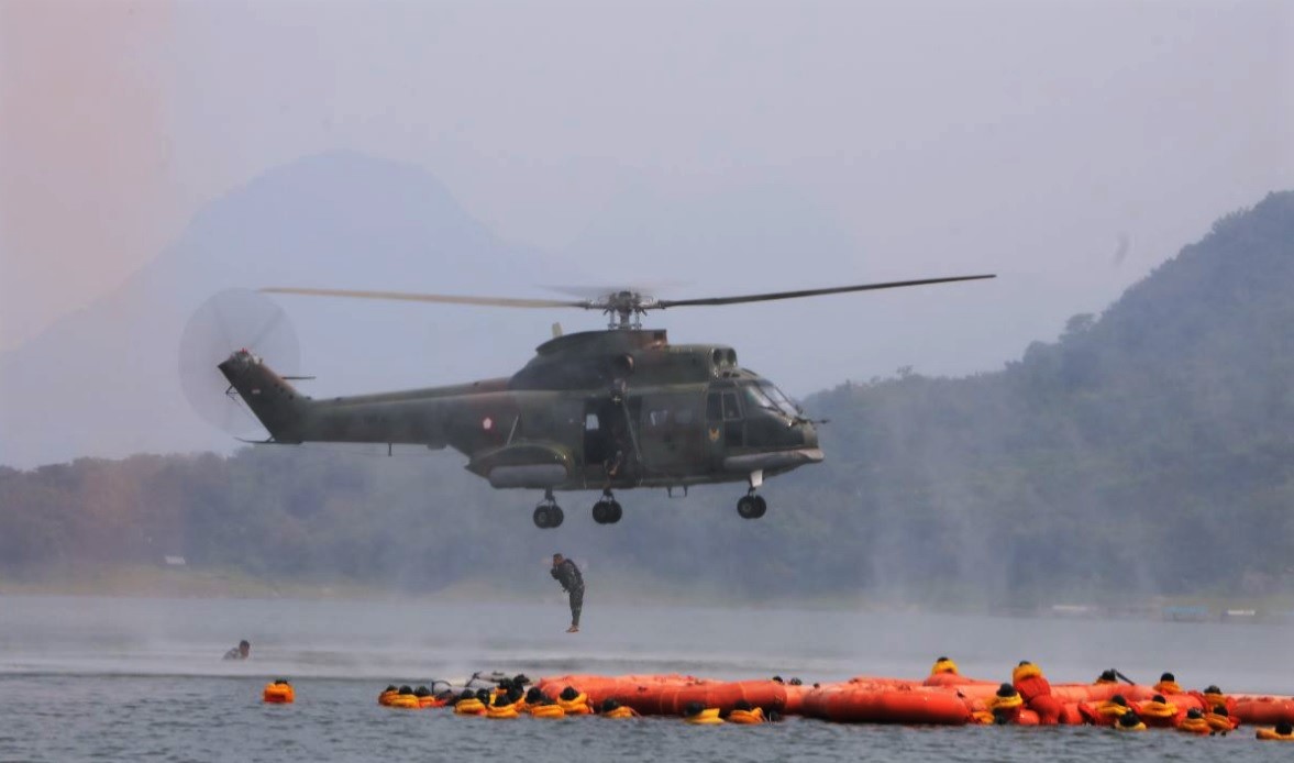 Latihan Survival Tempur Koopsud I di Waduk Jatiluhur