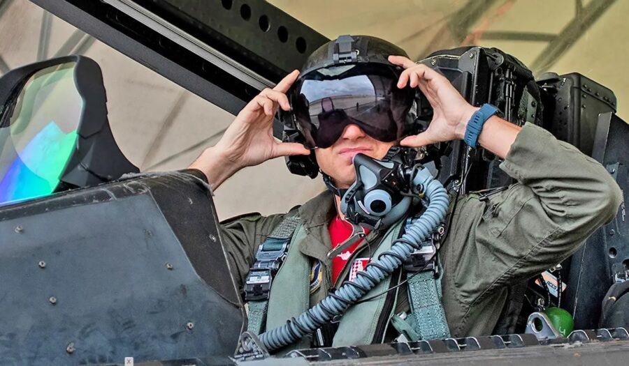Pilot F-22 Raptor menguji helm baru, lebih nyaman dan mencegah ketegangan leher