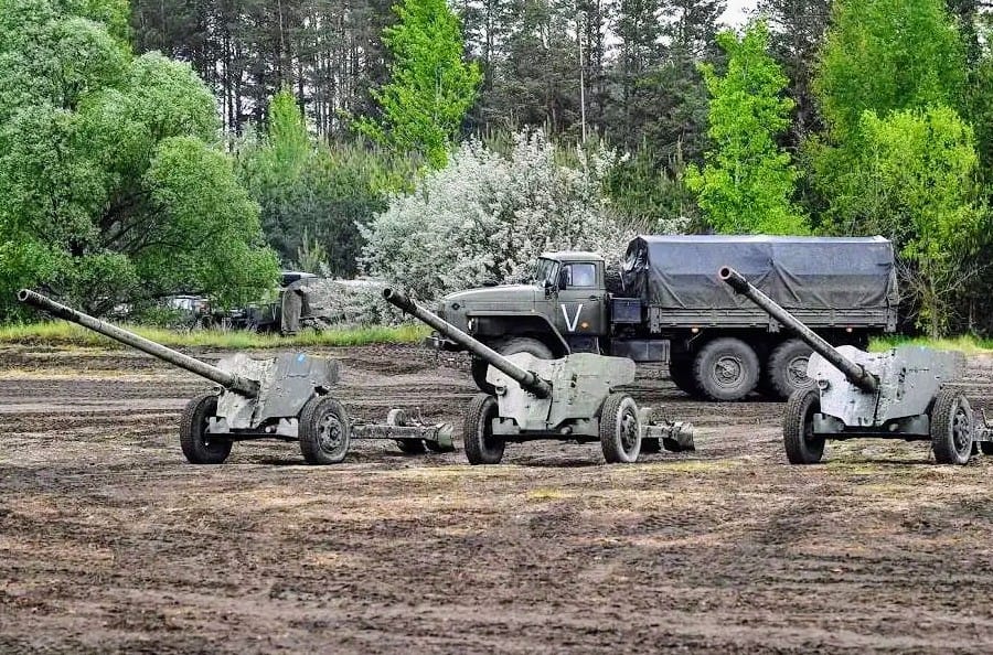 Militer Rusia gunakan senjata antitank gaek MT-12 dengan bantuan drone ...