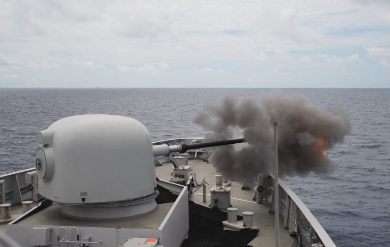 Prajurit KRI SIM-367 melaksanakan latihan penembakan meriam 76 mm