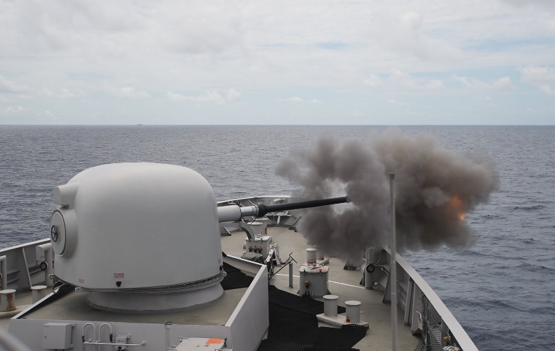 Prajurit KRI SIM-367 melaksanakan latihan penembakan meriam 76 mm