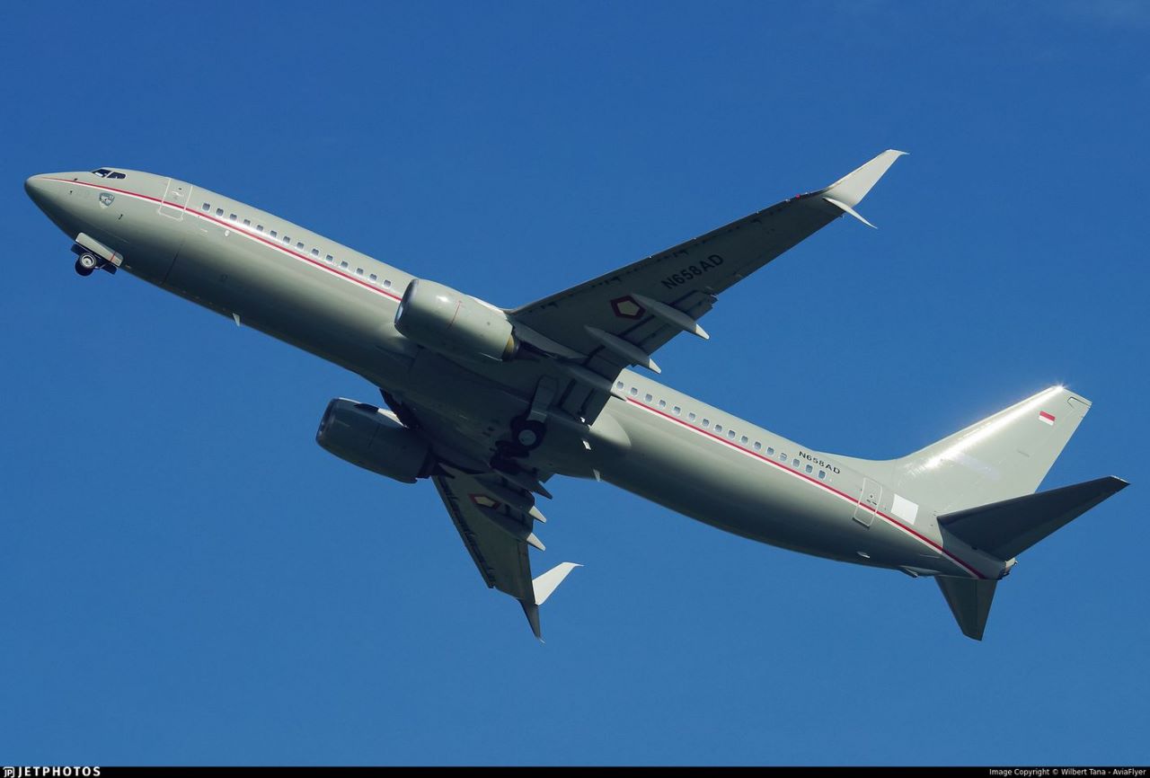 Pesawat Boeing 737-800 untuk TNI AU terlihat mengudara