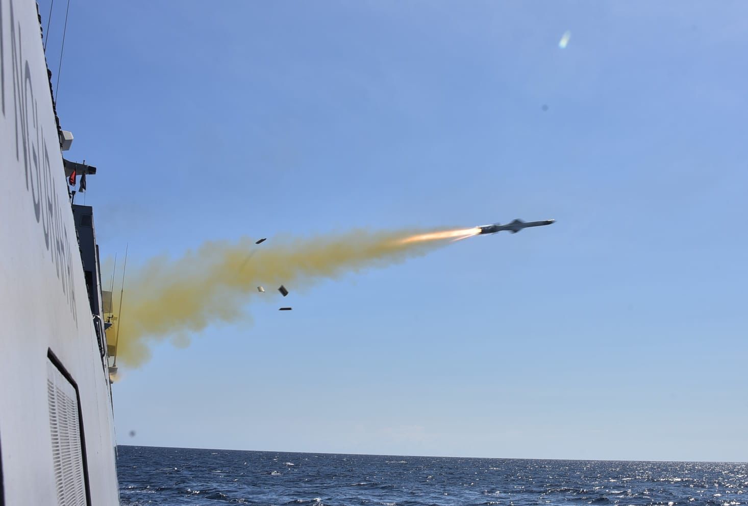 TNI AL berhasil tembakkan rudal Exocet MM40 Block 3 terhadap KRI Karang ...