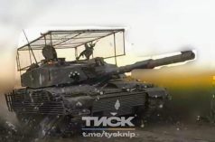 Tank Challenger 2 terlihat dengan cope cage dan slat armor