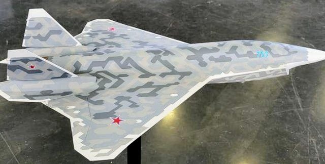 Penampakan jet tempur Su-75 tak berawak dengan desain ekor dan sayap baru