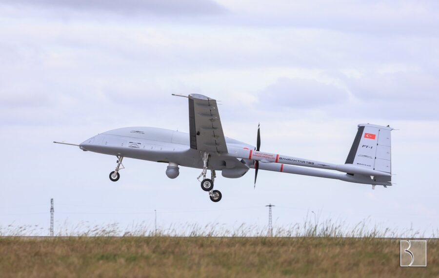 Prestasi industri pertahanan Turkiye terbaru: Drone Bayraktar TB3 terbang perdana