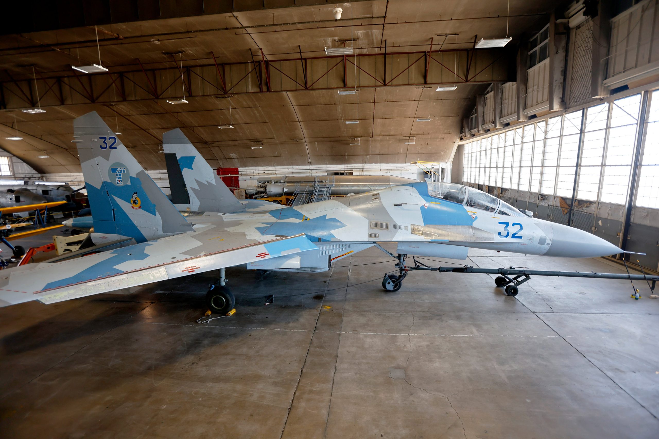 Museum Nasional USAF membersihkan pesawat Su-27UB Flanker-C yang baru diperolehnya