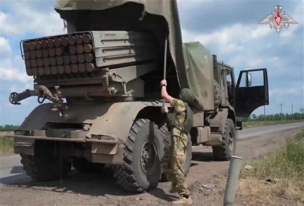 Walah, kamuflase baru penutup untuk sistem peluncur roket BM-21 Rusia bocor, diunggah di media ...