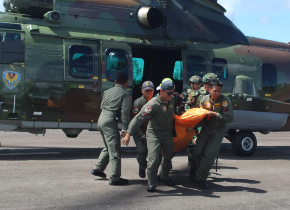 Helikopter H225M Caracal TNI AU mengevakuasi jenazah pilot helikopter ...