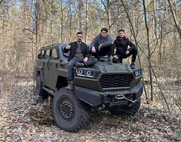 Ukraina menguji kendaraan lapis baja baru buatan lokal Inguar 3 di zona ...