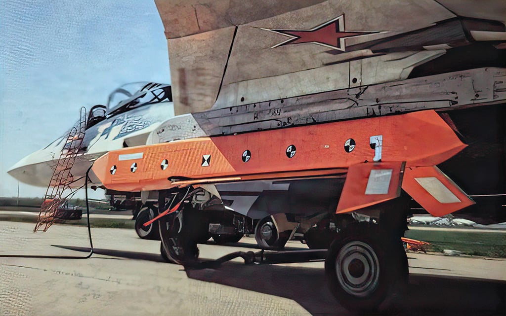 Sempat dikira hoaks, jet tempur generasi kelima Rusia Su-57 kini telah dilengkapi drone serang S ...