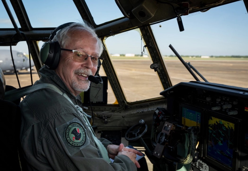 41 tahun berkarier di pesawat C-130 Hercules, pensiunan pilot USAF ini ...