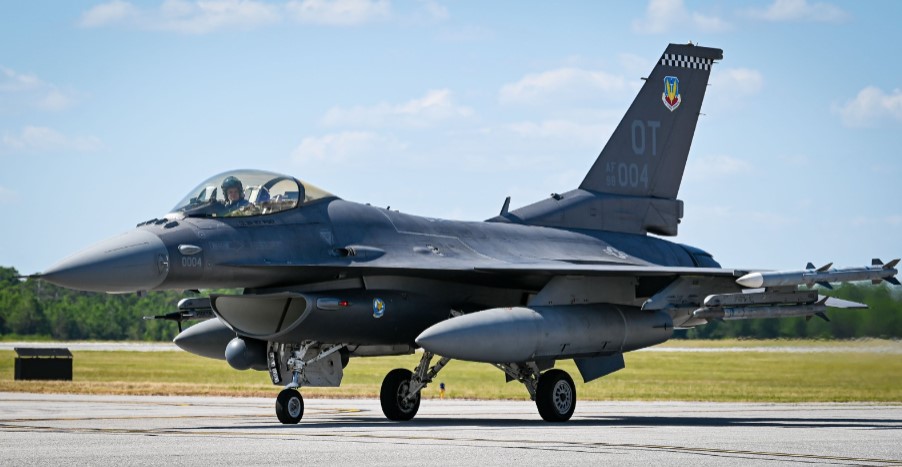 Jet F-16 USAF yang dilengkapi perangkat perang elektronik baru IVEWS ...