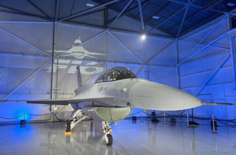 Lockheed Martin menyerahkan jet tempur F-16 Block 70 pertama ke ...