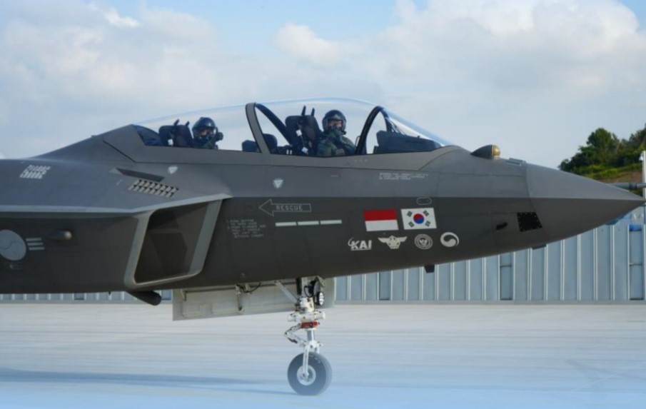 Kolonel Pnb Mohammad Sugiyanto melaksanakan uji terbang perdana di kursi depan jet tempur KF-21 ...