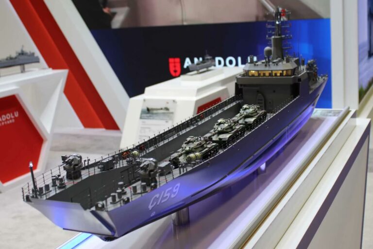 Turkiye memamerkan model kapal pendarat tank LCT-80 untuk operasi ...